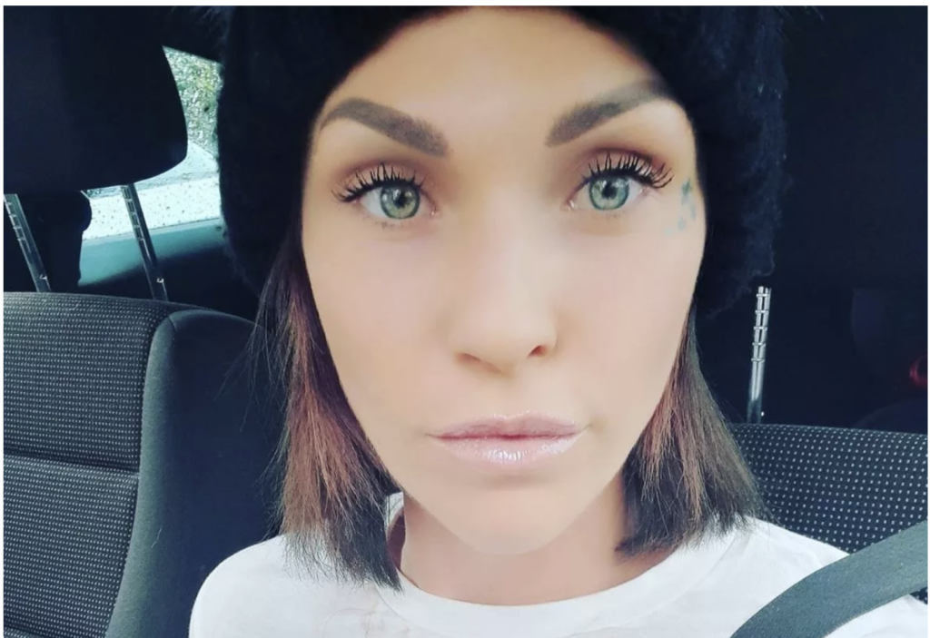 Moeder (32) ’lokt’ voetballende jongens naar binnen en geeft ze ...