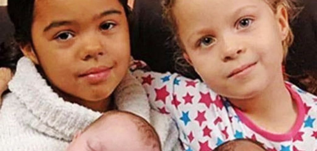 Zwart-witte tweelingen houden trots hun zusjes vast - zo vertederend