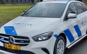 Bizarre reden waarom je tegenwoordig politieauto´s zonder rode strepen ziet