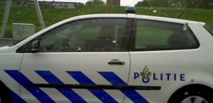 Bizarre reden waarom je tegenwoordig politieauto´s zonder rode strepen ziet